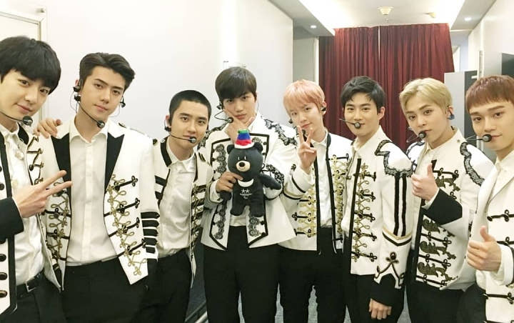 Tetap Ganteng Saat Difoto Pakai Kamera Ponsel, Visual EXO Dikagumi Netter