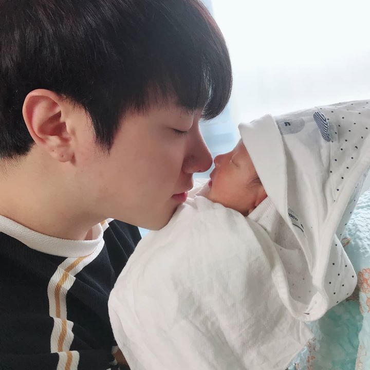 Baru Lahir, Intip 8 Momen Min Hwan F.T. Island dan Yulhee Bersama Si Kecil