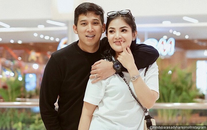Bikin Netter Heboh Soal Ikatkan Tali Sepatu Sang Istri, Suami Nindy ...