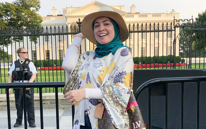 Dikira Pakai Topi Tukang Roti, Astrid Kuya Istri Uya Kuya Ternyata Fans ...