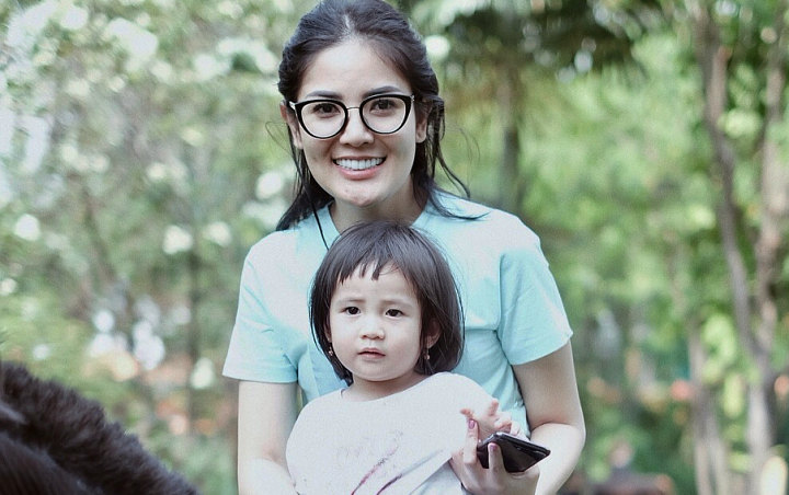 Ingin Abadikan Foto Liburan, Gaya 'Rusuh' Putri Nindy Malah Curi Perhatian