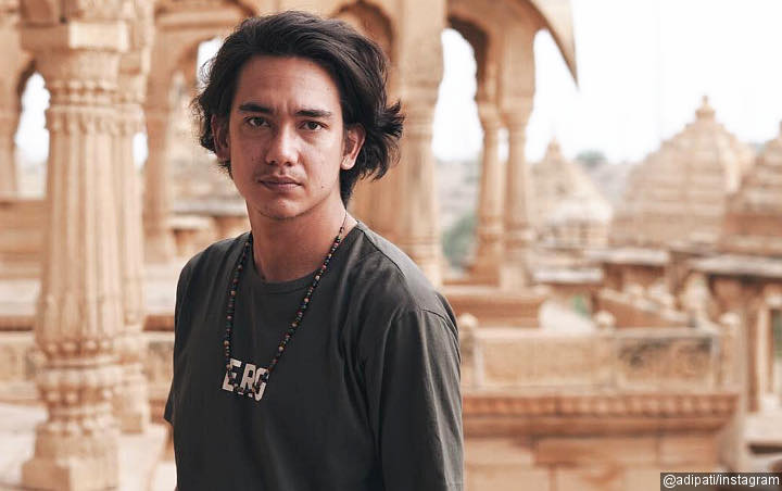 Ganteng Maksimal, Pose Meditasi Adipati Dolken di Taj Mahal Bikin ...