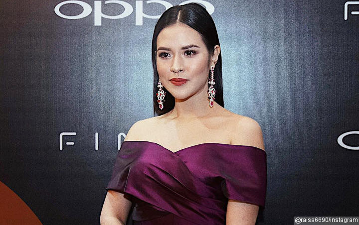 Raisa Pose Cantik di Tepi Kolam, Kaki Jenjang Curi Perhatian Warganet