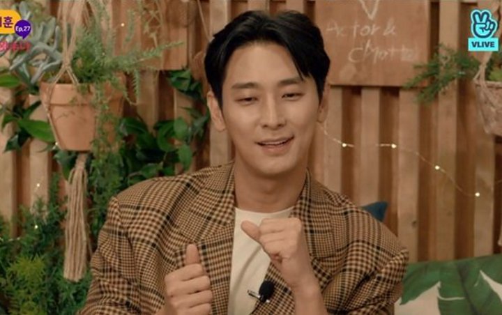 Joo Ji Hoon Bahas Lee Kwang Soo Hingga Joget Gila-Gilaan di V Live Terbaru