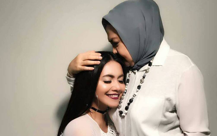 Emilia Contessa Lakukan Operasi Mata, Denada Harus Bagi Perhatiannya ...