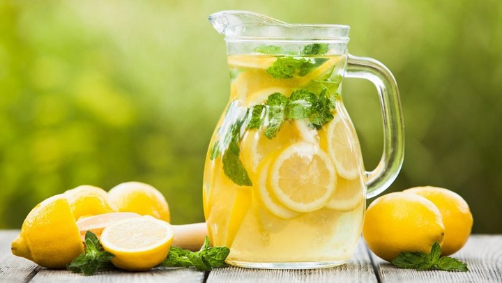 Perbanyak Minum Air Putih dan Air Perasan Jeruk Lemon
