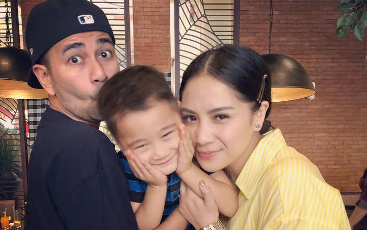 Nagita Dibully Haters Gara-Gara 'Rangkulan Nakal' Pria, Tas Merah Seharga Mobil Bikin Gagal Fokus