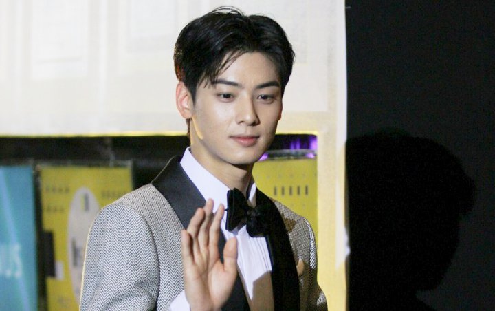 Bangga, Cha Eunwoo Pamer Piala Indonesian Television Awards 2018