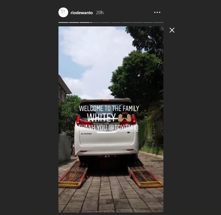 Spesial Untuk Atiqah Hasiholan dan Salma, Rio Dewanto Beri Hadiah Mobil ...