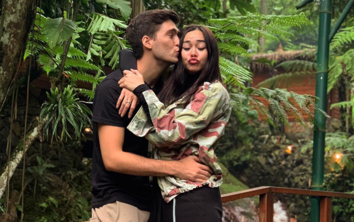 Resmi Menikah, Wajah 'Seksi' Suami Bule Aura Kasih Jadi Sorotan