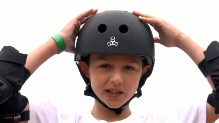 Gunakan Sepatu dan Helm untuk Melindungi Tubuh