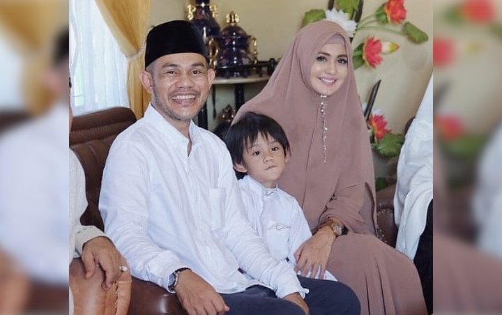 Putra Herman Seventeen Jalani Ritual Adat Tidore Mandi di Atas Makam ...