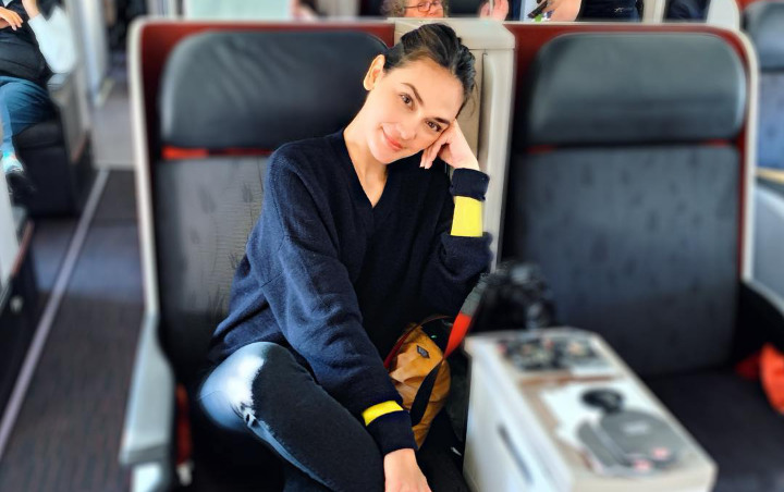 Rambut Dikepang Bak Anak SD, Luna Maya Cantik Semringah Nyanyi Lagu ...