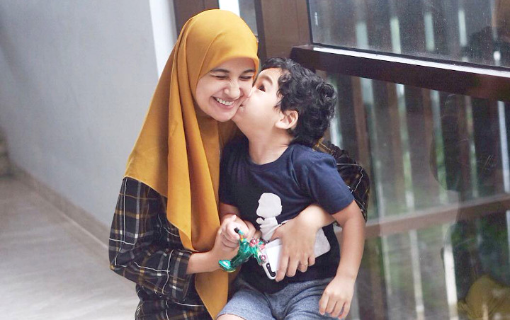 Shireen Sungkar Pose Bareng Anak, Netter Sebut Adam 'Fotocopy' Teuku Wisnu