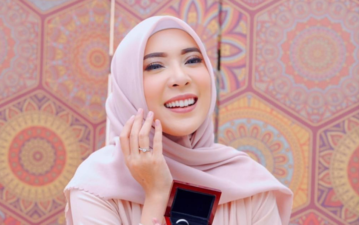 Fitri Tropica Beber 3 Rekan Artis Yang Membuatnya Mantap Berhijrah ...