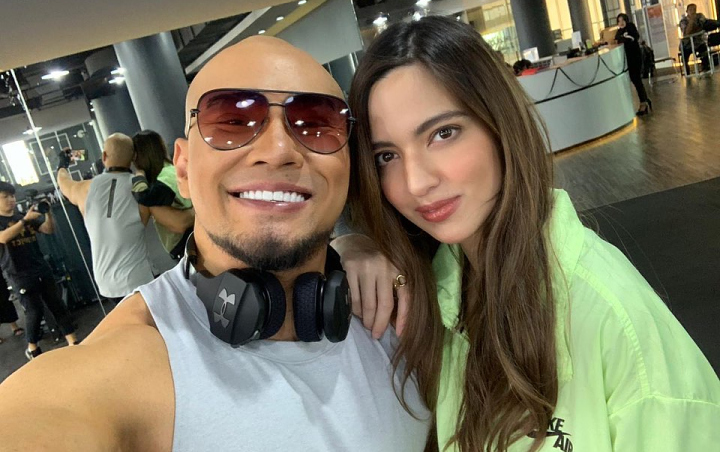Deddy Corbuzier 'Nafsu' Rangkul Pinggang Nia Ramadhani, Gaya Melet ...