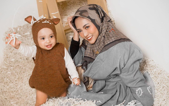 Xabiru Putra Pertama Rachel Vennya Lakukan Simulasi Punya Adik Pakai Kucing