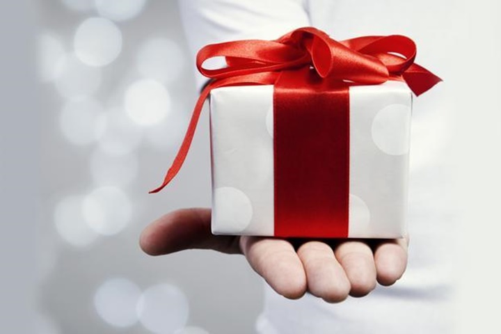 Memberi atau Menerima Barang dengan Menggunakan Satu Tangan