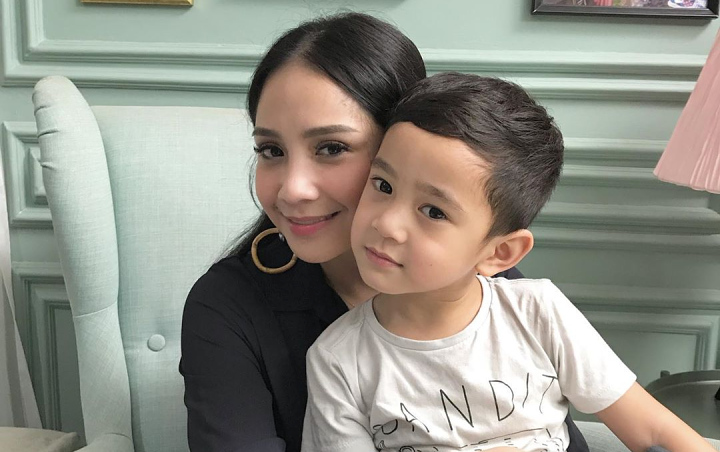 Nagita Slavina Peluk Erat Rafathar, Bagian Perut Disorot Lagi-lagi Bikin Curiga Hamil