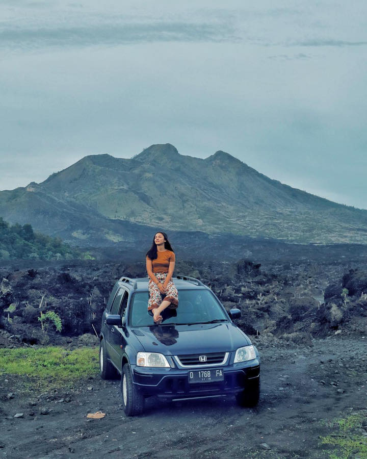 Pose Kece di Atas Mobil Saat Berada di Pegunungan