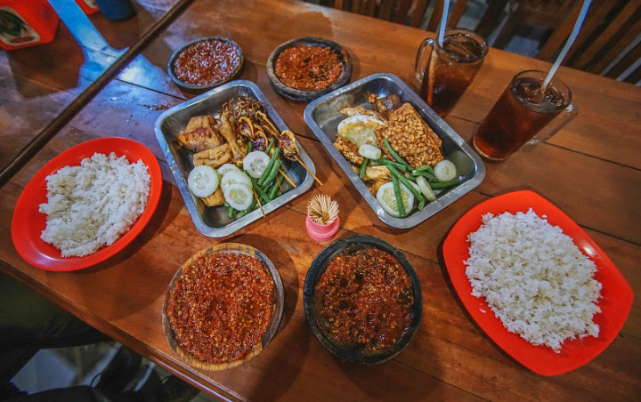 Pencinta Sambal? Intip 7 Rekomendasi Warung Penyetan Legendaris Surabaya Yang Dijamin Nikmat