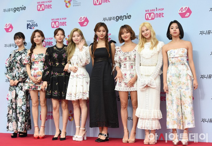 Twice Cantik dan Fresh dengan Dress Bunga-Bunga