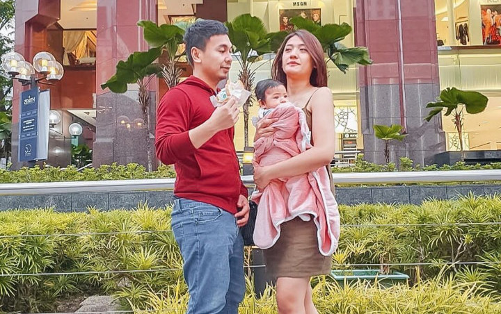 Raditya Dika 'Tega' Jadikan Kepala Bayinya Sebagai Mikrofon, Sang Istri ...