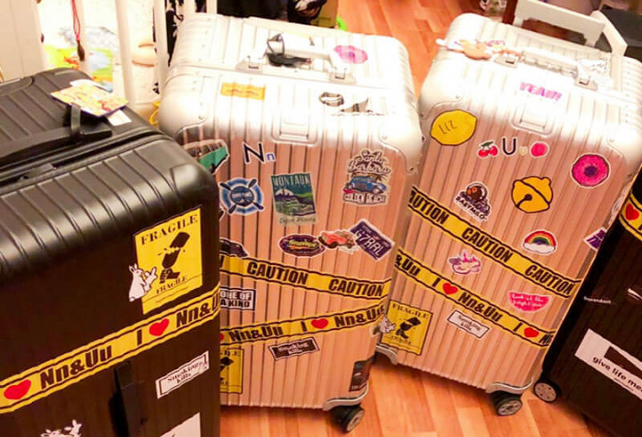 Menghias Koper Dengan Stiker Agar Mudah Dikenali