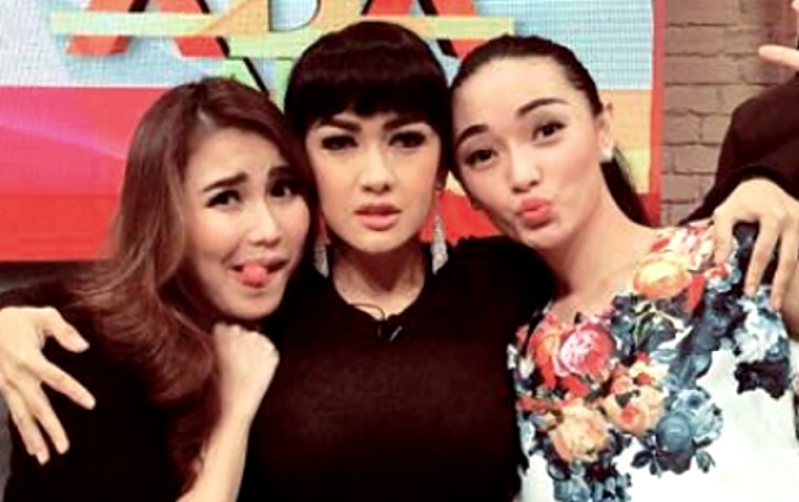 Zaskia Gotik Pamer Kebersamaan Dengan Ayu Ting Ting dan Julia Perez Peringati Hari Batik Nasional