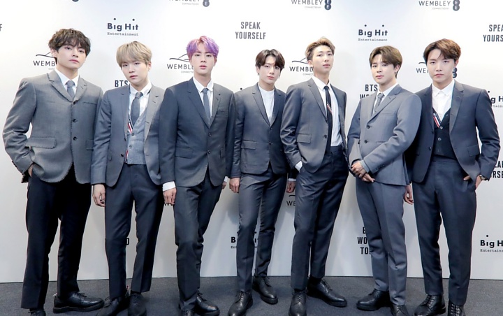 Antrean Penggemar Bercadar Beli Merchandise di Konser BTS Arab Saudi ...