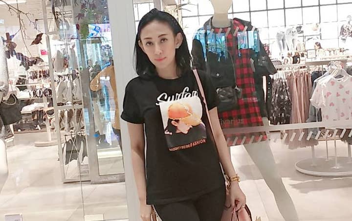 Dewi Sanca 'Bumil Seksi' Pamer Foto Bugil dan Pose di Ranjang, Terancam ...