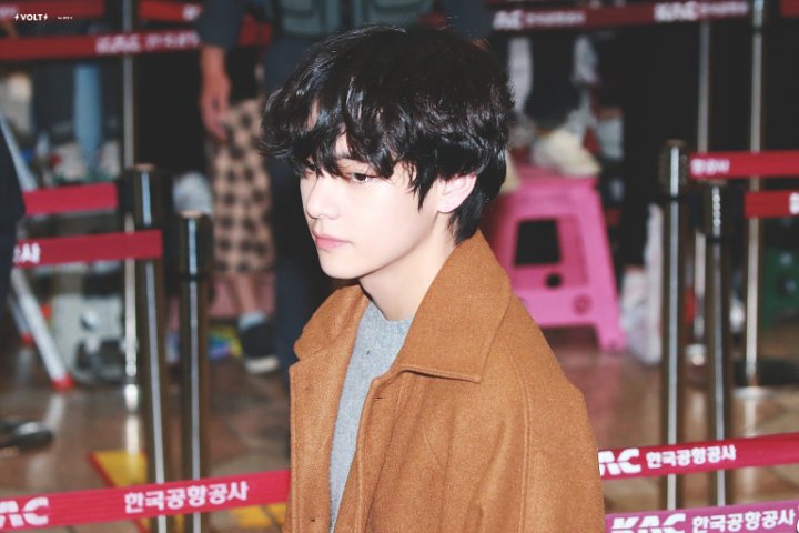 Perdana Pakai Model Rambut Perm, V BTS Bikin Meleleh