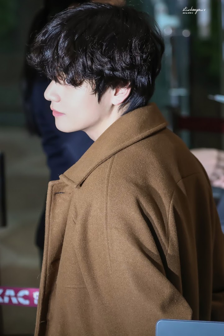 Perdana Pakai Model Rambut Perm, V BTS Bikin Meleleh