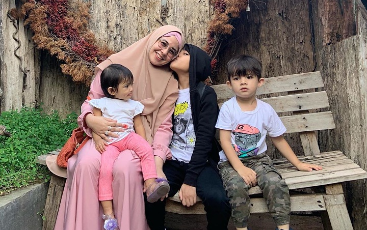 'Sembunyikan' Suami Ketiga, Risty Tagor Pamer Foto Putri Imut Naik Kuda ...