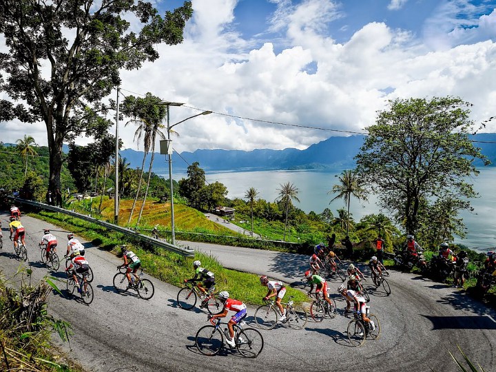 Kelok 44 Di Sumatera Barat, Di Mana Belokan Dan Tanjakan Jadi Satu