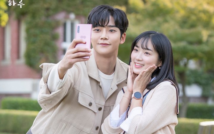 Rowoon dan Kim Hye Yoon Kepergok Ceria Jalan Bareng Syuting Variety ...