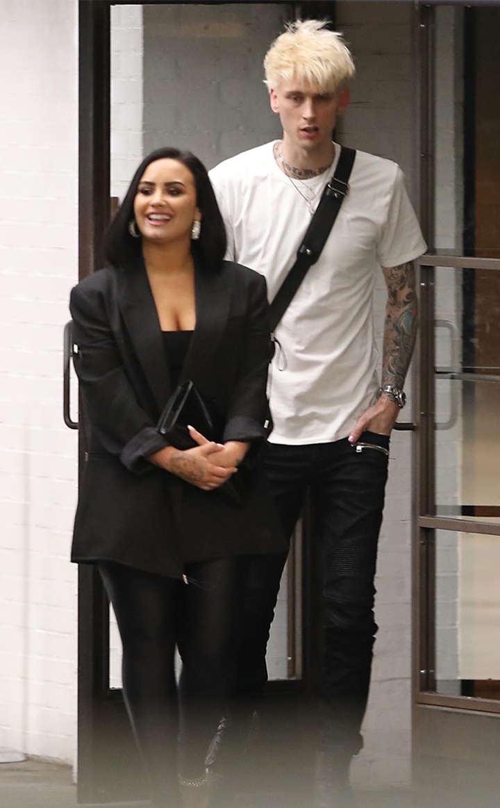 Demi Lovato dan Machine Gun Kelly Dikabarkan Kencan, Habiskan Waktu ...
