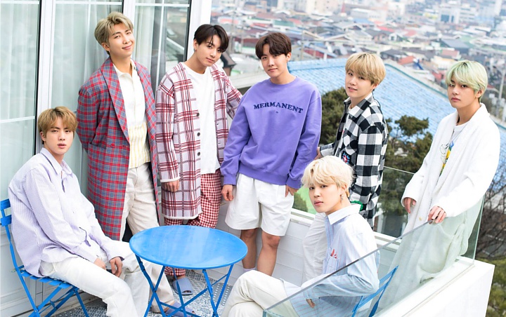 BTS Posting Video Cowok Misterius Gila-Gilaan Joget 'Ego' di Pantai, Siapa?