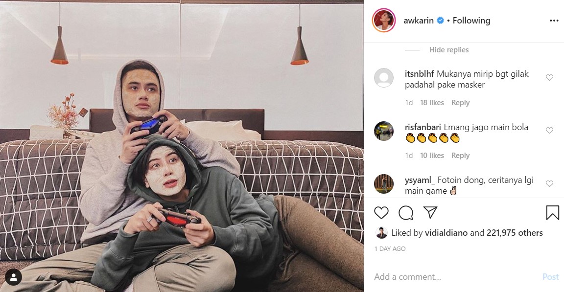Maskeran Bareng, Awkarin dan Pacar Malah Disebut Makin Mirip