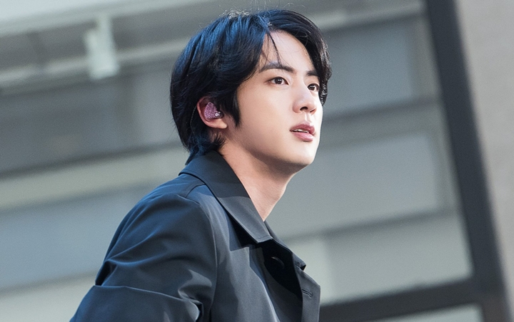 Biasanya Alim, Jin BTS Umbar Lengan Seksi Bikin Cewek-Cewek Auto Histeris