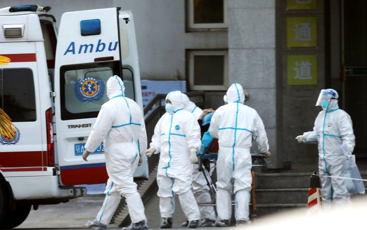 Tak Ada APD, Tim Medis RSUD Tasikmalaya Pakai Jas Hujan Tangani Pasien ...