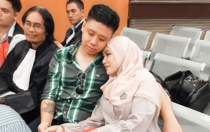 Komentari Fairuz A. Rafiq, Suami Rey Utami Pegang Handphone di Penjara?