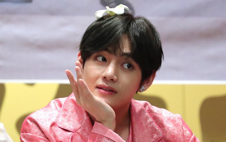 V BTS Santuy Joget di Rumah Pakai Kolor, Kaki Ramping Jadi Bahan Gosip