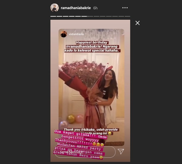 Ulang Tahun, Nia Ramadhani Dapat Bucket Bunga Raksasa dari Vidi Aldiano