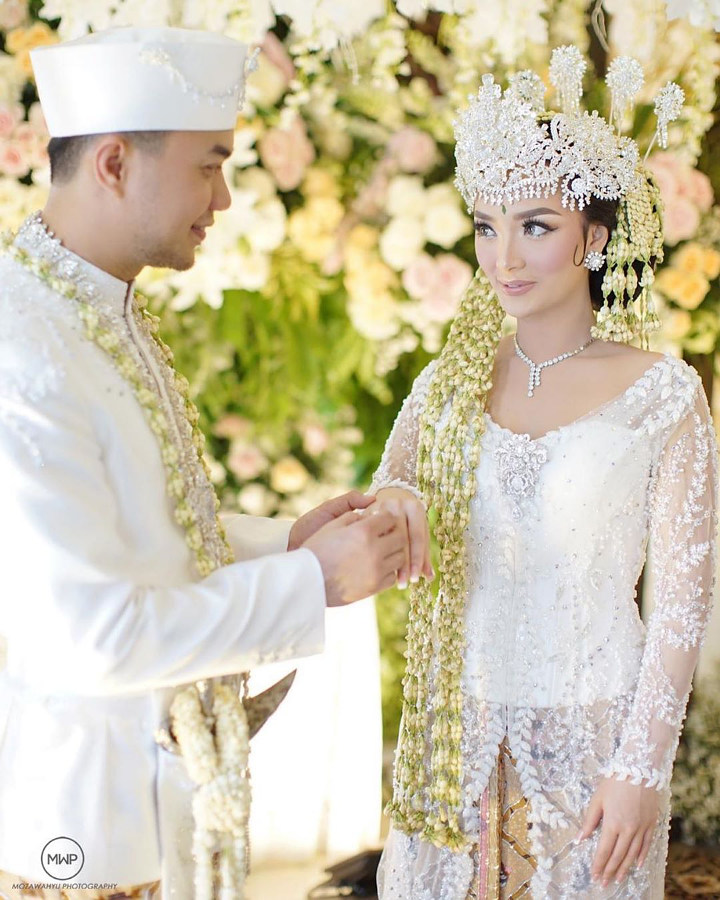 Digelar Tertutup, Intip 8 Potret Pernikahan Siri Zaskia Gotik dan Suami ...