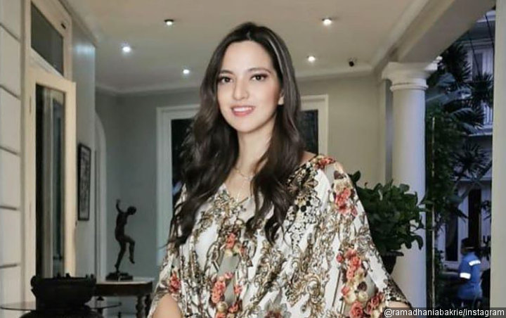 Tampil Polos No Makeup Pakai Mukena, Wajah Cantik Nia Ramadhani Jadi Sorotan