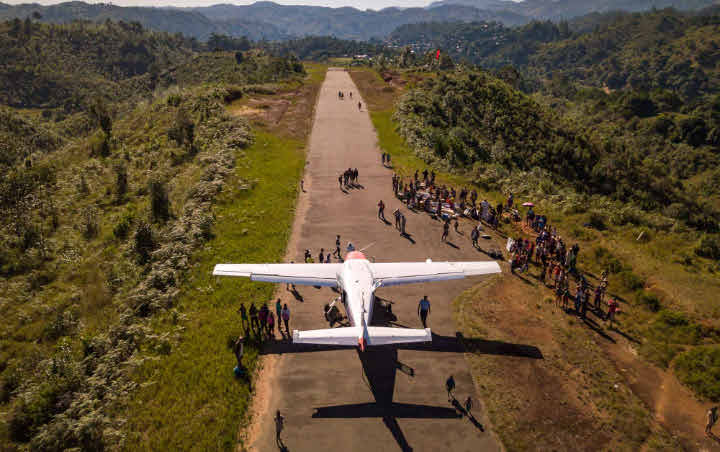Pesawat Milik MAF Jatuh di Danau Sentani Papua, Jenazah Pilot Ditemukan ...