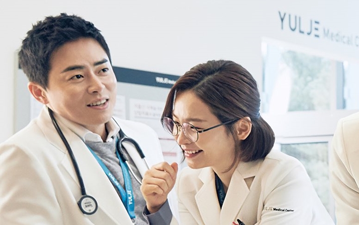 Jeon Mi Do Perhatian Rawat Putra Jo Jung Suk di 'Hospital Playlist', Fans Dilema Ngeship