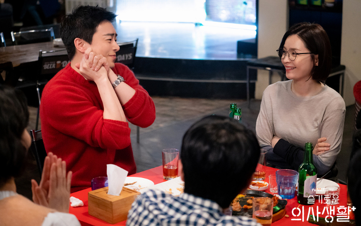 Cara Keren Jo Jung Suk Nembak Jeon Mi Do di 'Hospital Playlist' Bikin Netizen Meleleh