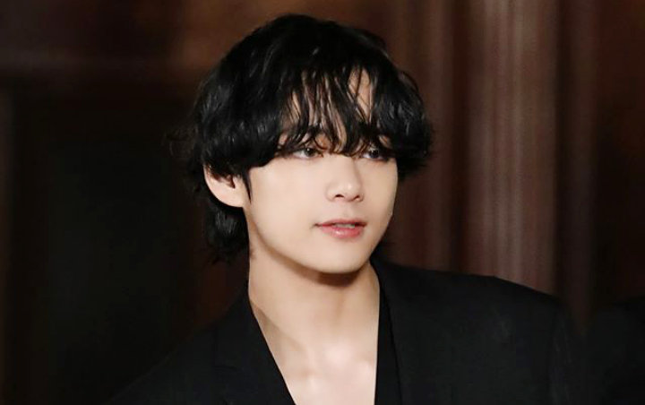 V BTS Dipuji Keren Pakai Sepatu Sandal Cewek di Wisuda Online Angkatan 2020